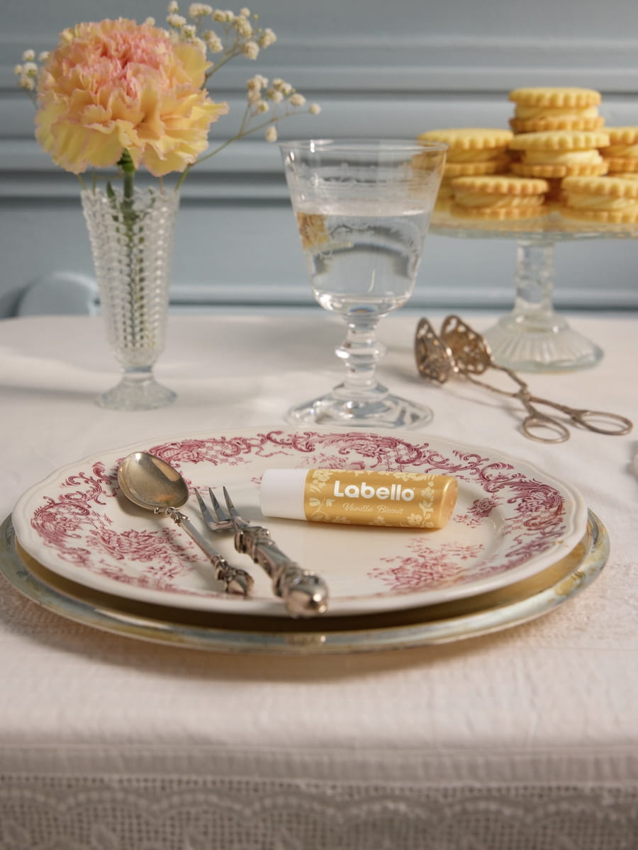 Labello Bridgerton Vanilla Caramel Biscuit balzam za usne - NIVEA